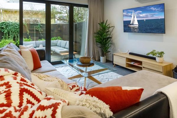 Downtown Delight 2 Bed 1 Bath - Single Garage - Christchurch