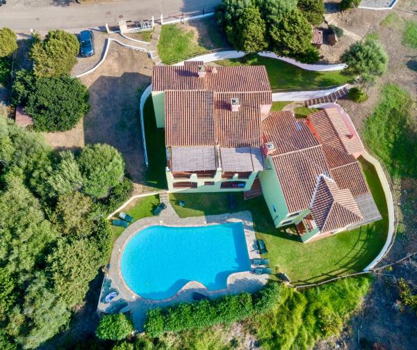 Isa-villas With Air Conditioning, Shared Pool And Private Outdoor Space Just A Few Km From La Pelosa Beach - Sardegna