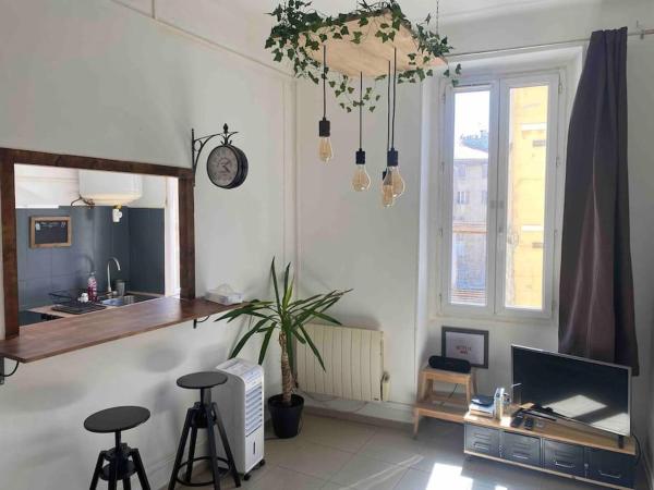 Entre Gare Saint Charles Et Vieux Port - Marignane