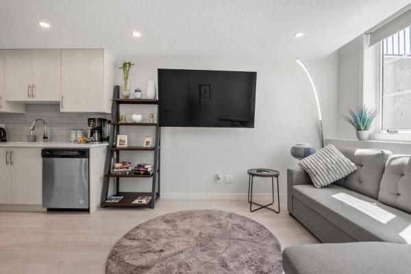 Cozy Rockland Park Unit+parking - Calgary