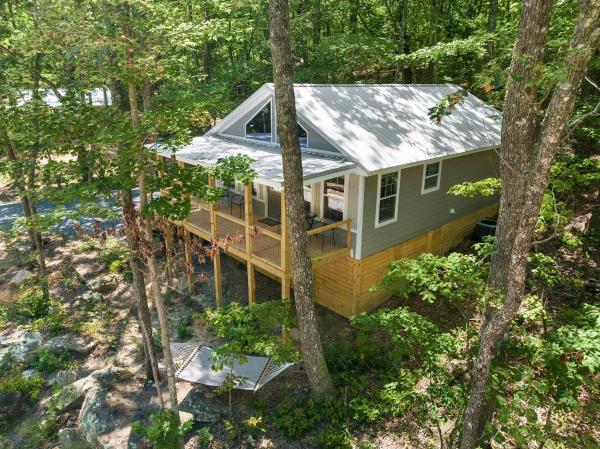 The Otter Box Cabin - 92 Acres Beside Desoto State Park - Alabama