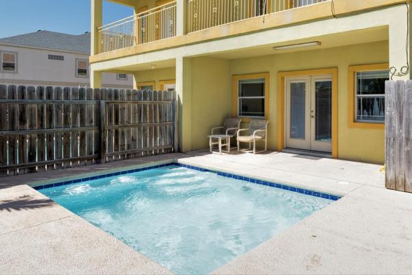 Courtyard Condo With Pool Only 1/4 Block To Beach! - South Padre Island