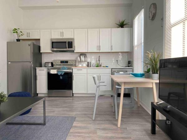 Chic Bungalow Apartment Steps From Armature Works & Downtown Riverwalk - Pinellas County, FL