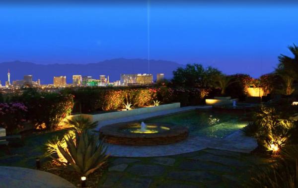 Luxury Modern Estate, Amazing Strip Views! Pool, Hot Tub, Sports Court (Basketball, Tennis, Pickle Ball), Game Room - Las Vegas, NV