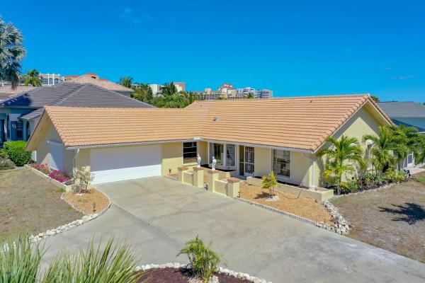House With Beach Access Point Just Around The Corner - Marco Island