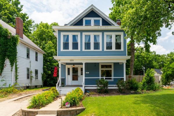 Modern Oakley Retreat - King Bed - Free Parking - Centrally Located - Cincinnati, OH