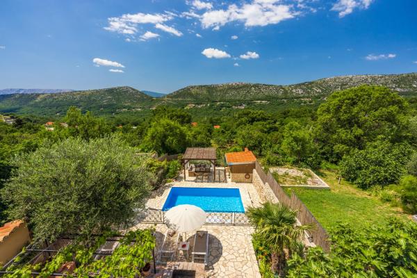 Villa Cocoon - Vacation Home With Heated Pool & Garden - Krk