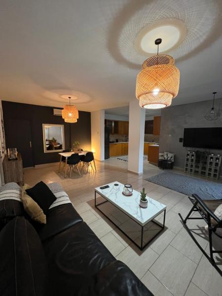 Green Door Apartment - Меса Гитонья