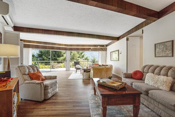Viewcrest Retro Country Home - Redwood National and State Parks, California