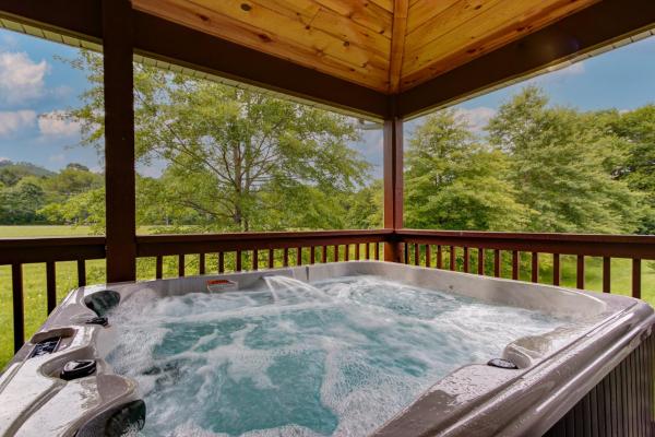 3 Master Bedrooms - Sleeps 10 - Location - Game Room - Hot Tub - Sevierville, TN