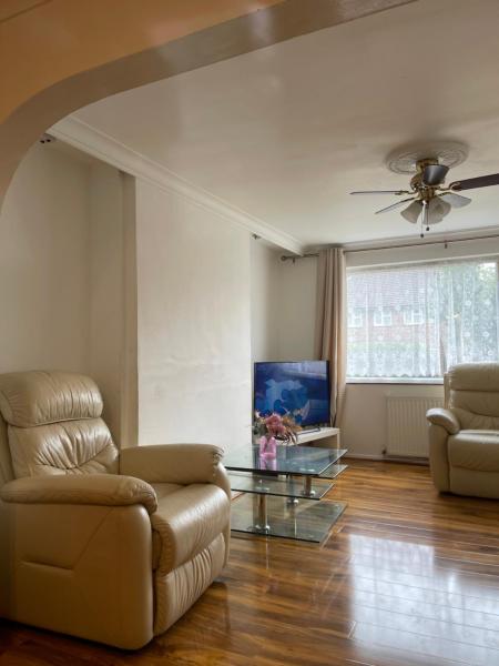 Offering Cheerfull And Spacious Rooms Throught This 3 Bed Room Semi Detached House With Large Garden And Off-street Parking. - Croydon