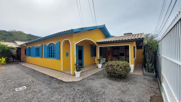 Casa 300m Da Praia Com Lindo Jardim! - Florianópolis