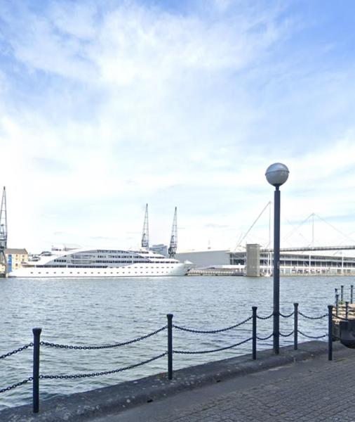 Luxury Riverview 2bed Apt- 5 Mins From Excel London, Canary Wharf, 02 Arena - Free Parking - Playstation 4 Provided - East Ham - London