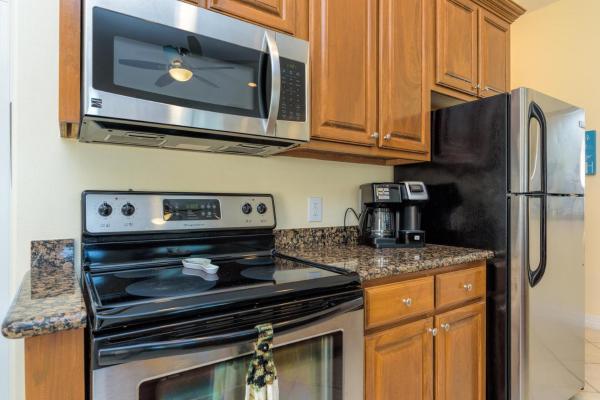 Courtyard Condo, Sleeps 8 W Pool, Next To Beach - South Padre Island