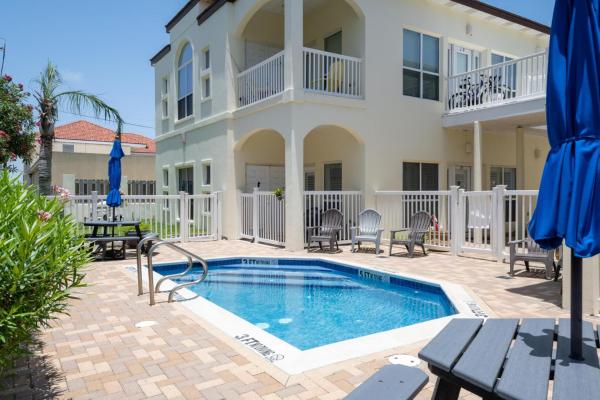 Spacious Ground Floor Condo With Semi-private Pool, 1 Block To Beach - South Padre Island