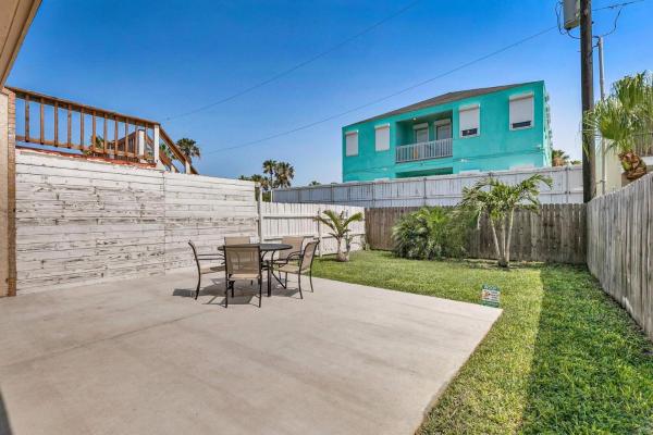 Cozy, Single Story Townhome With Backyard & Grill! - South Padre Island