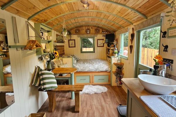 Cobblers Cabin Pet Friendly Cabin - Oxfordshire