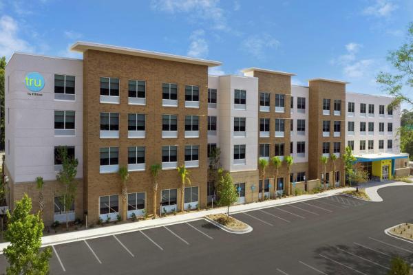 A Modern & Spacious 3-bed Apartment With Patio - Isle of Palms, SC