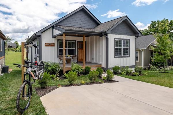 Walkable Downtown 5br - Hot Tub And Resort Access - Brevard, NC