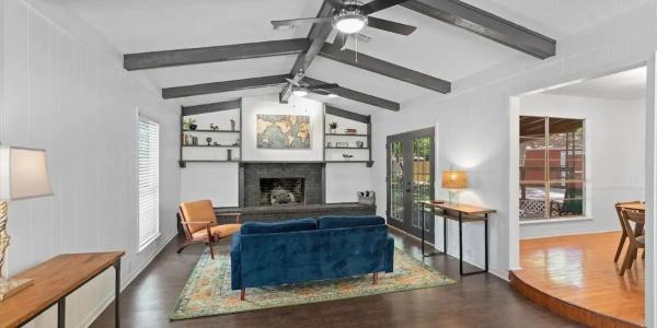 Small Town, Big House - Sleeps 8! - Taylor, TX