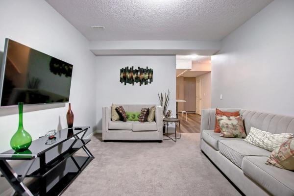 Comfortable & Spacious Basement Suite With Workstation In Panorama - Calgary