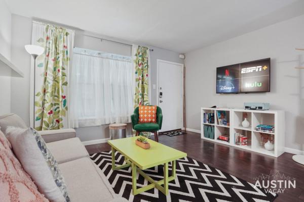 Chic Poolside Homebase Steps From South Congress - Austin, TX