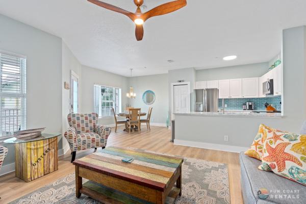 On Flagler Avenue! Dog Friendly With Balcony And Parking Walk To The Beach! - New Smyrna Beach, FL