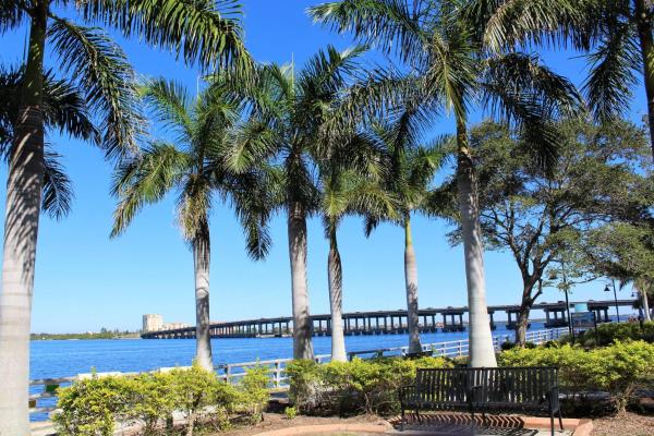 Golf Coast Charmer - Lakewood Ranch, FL