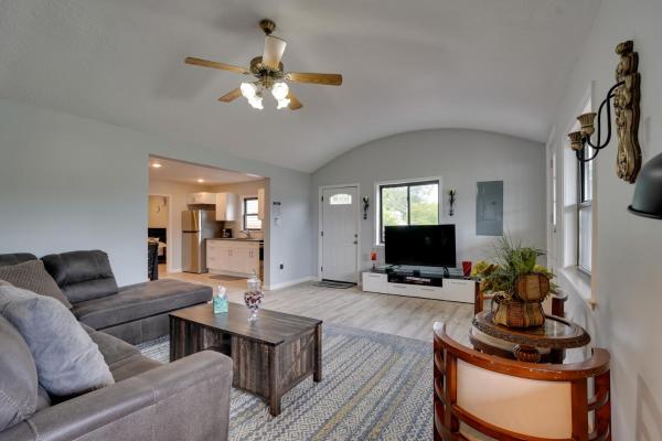 Second-floor Harveys Lake Apartment With Deck! - Dallas, PA
