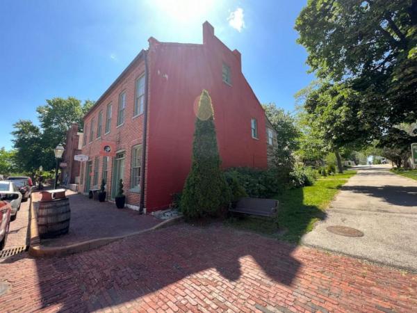 Main Street Living! 2 Bedroom Unit Right On Main! - Chesterfield, MO