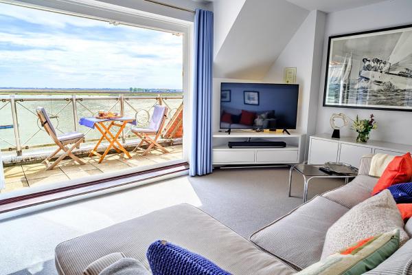 Finest Retreats - Kings Wharf - Luxury Riverside Home - Maldon