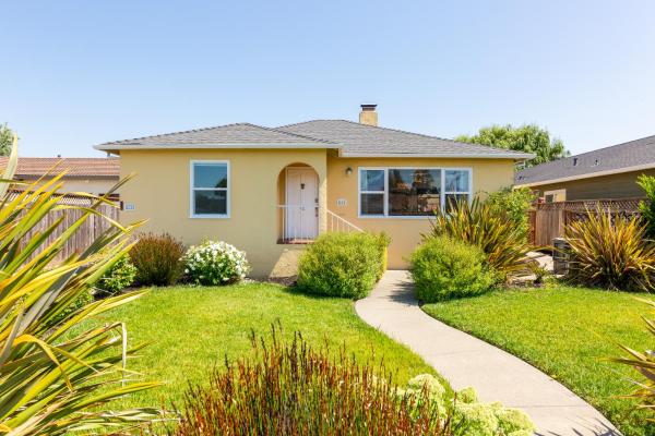 Spacious Renovated Petaluma Home- Pool Table, Fire Pit, Parking - Petaluma, CA