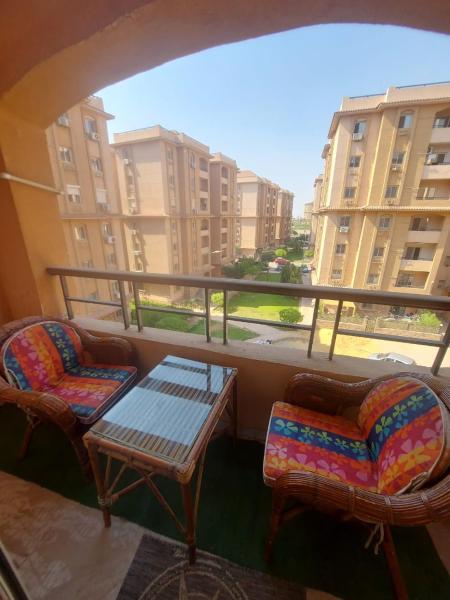 شقه في جاردينيا الماظه تحتوى على ٣غرف مكيفه وريسبشن وحمام ومطبخ وريسبشن وبلكونه بجوار سنتر الماظه وسنتر سيتي ستارز الدور الثالث ولها موقع متميز وبلكونه تطل علي مول الكمبوند - Cairo