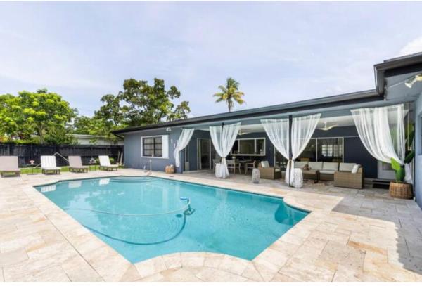 Spacious 4 Bedroom 3 Bathroom House With Heated Pool And Outdoor Shower Close To Ffl Airport And Cruise Port - Sunrise, FL