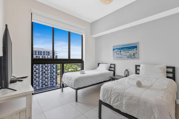 Modern Downtown Doral One-bedroom Apt With Golf Course Views - Hialeah, FL