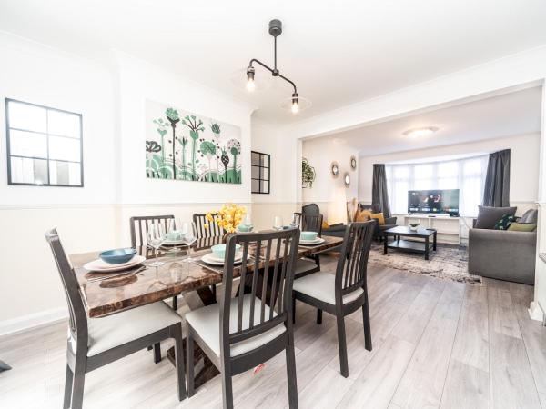 Pass The Keys Spacious 4 Bed House Free Parking Near Station - Abbey Wood - London