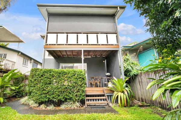 Modern Meets Tropical In This Free-standing Home - Cairns