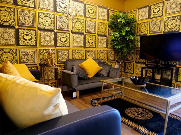Sexy Luxurious Versace Apartment Near Sheffield - Rotherham