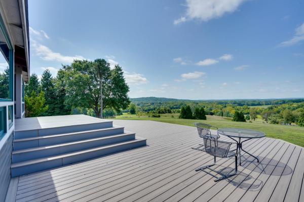 Spacious Virginia Retreat With Deck And Scenic Views! - Leesburg, VA