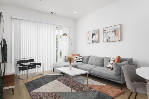 Modern Spacious Condo With Parking By Downtown Broadway - Nashville, TN