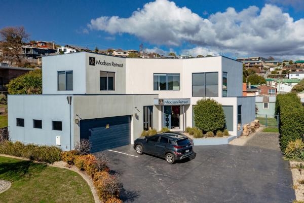 Penthouse Suite Madsen Retreat Boutique Guesthouse Penguin Nw Tasmania - Penguin
