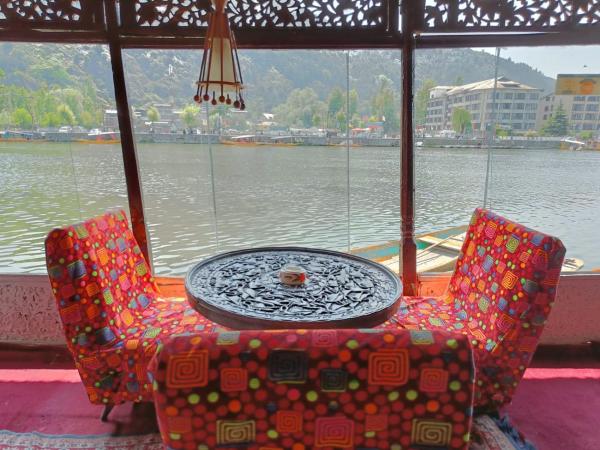 Island - Srinagar