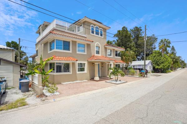 Beach Livin 2 - 1 Bedroom Downstairs - Treasure Island, FL