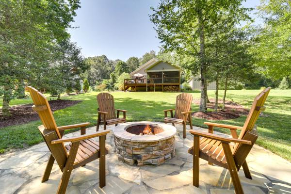 Deck And Mtn Views Riverfront Cullowhee Home - Tuckasegee, NC