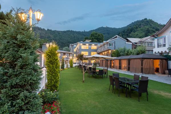 Hotel Grand Boulevard Dal Lake View Srinagar - Srinagar