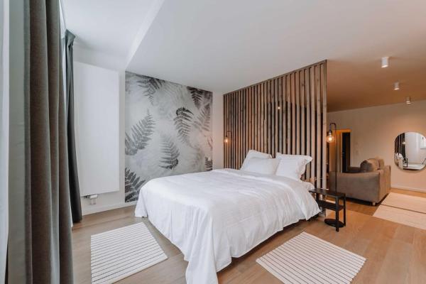 Chimay : La Chambre Bleue De La Grand Place - Province du Hainaut