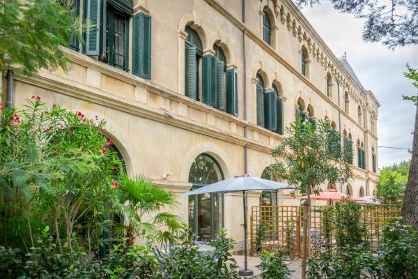 5 Family Apartments With Pool & Large Garden In Historic Pézenas Convent - Francia