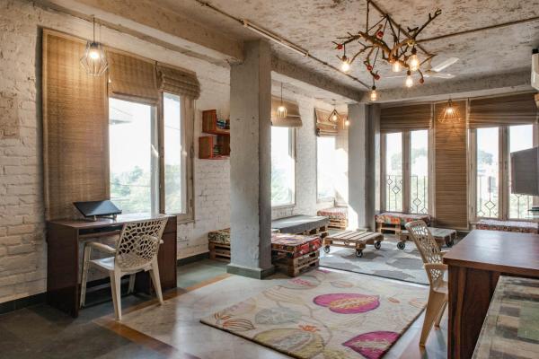 Jhouse Near Bhikaji - New Delhi