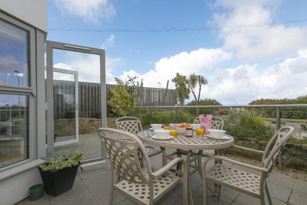 2 Four Seasons - Hayle