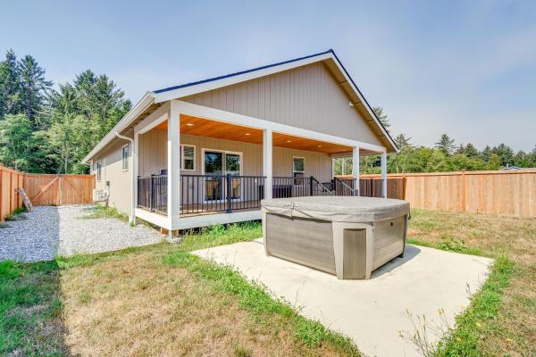 Westport Vacation Rental W/ Private Hot Tub! - Westport